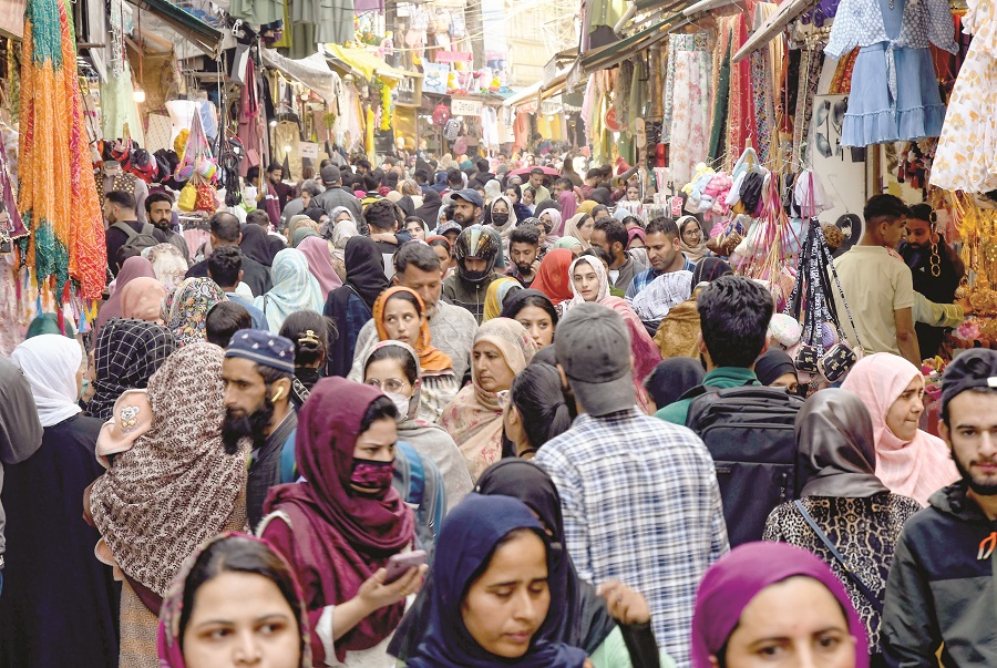 Festive fever grips city ahead of Eid ul Fitr: People swarm city ...