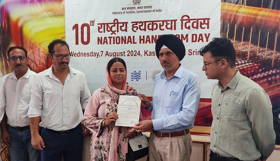 10th National Handloom Day celebrated at Kashmir Haat – Rising Kashmir