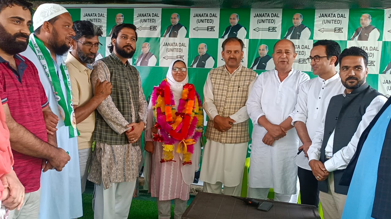 Former Mahila Congress leader from Bandipora joins JD(U) – Rising Kashmir