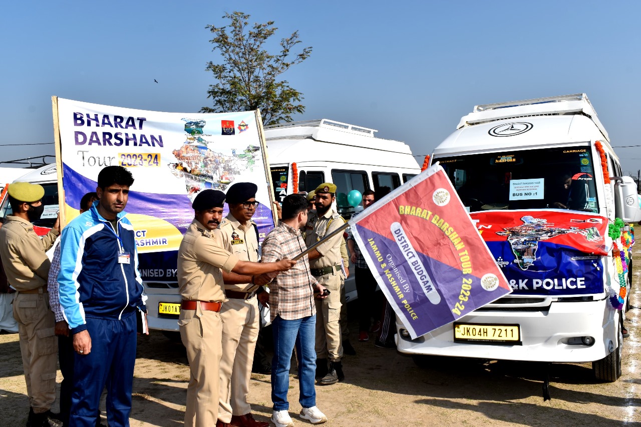 SSP Budgam flags off group of students for Bharat Darshan – Rising Kashmir