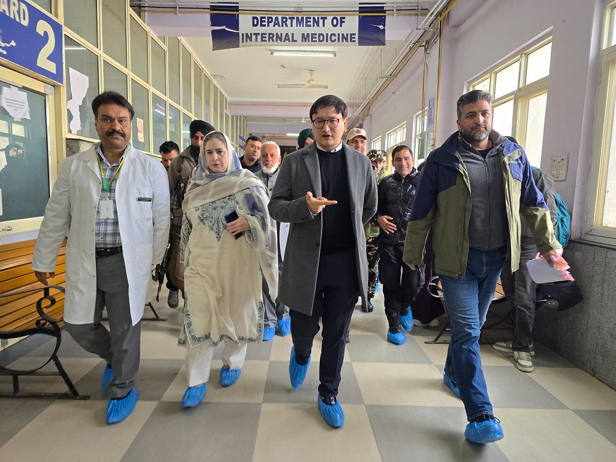 DC Baramulla inspects GMC and Associated Hospital; Directs enhanced ...