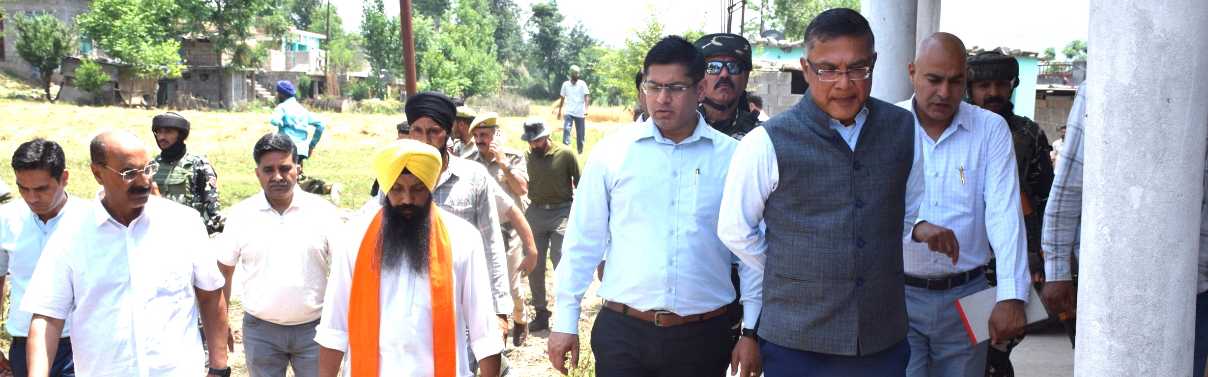 Shailendra Kumar visits victims of cross border shelling – Rising Kashmir