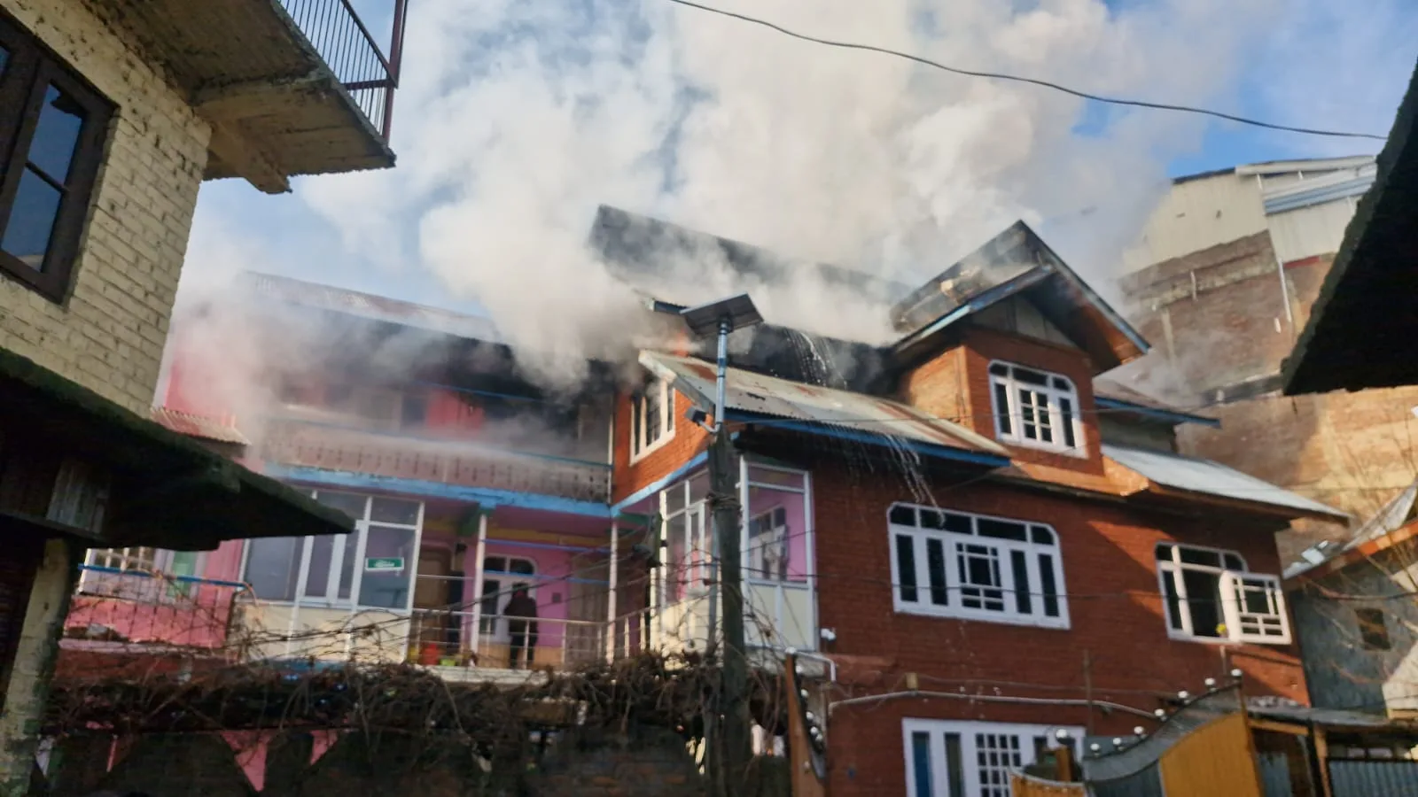 Fire engulfs residential house at Kupwara Bypass – Rising Kashmir